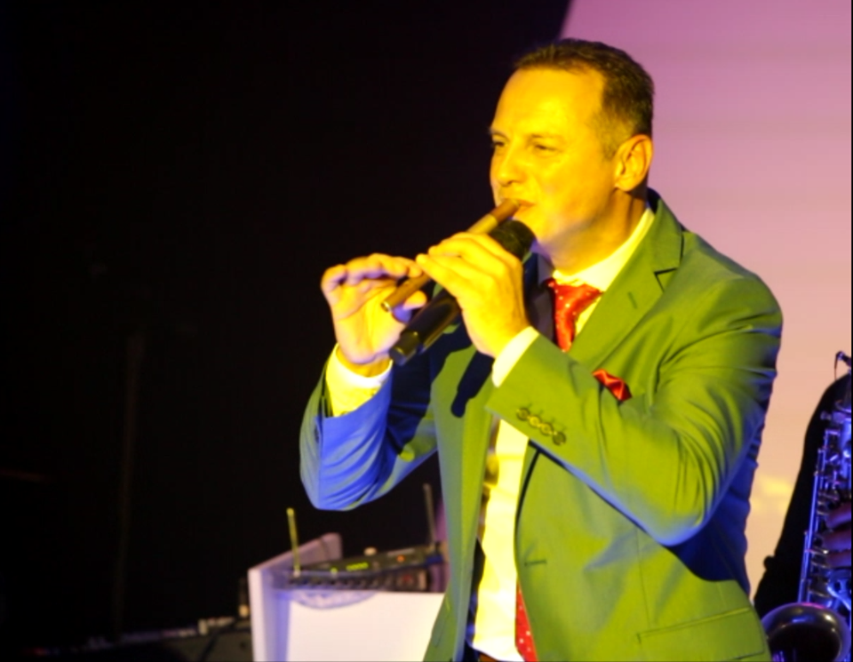 Тоа го може само Благоја, настапи со кавалче среде дискотека во ...